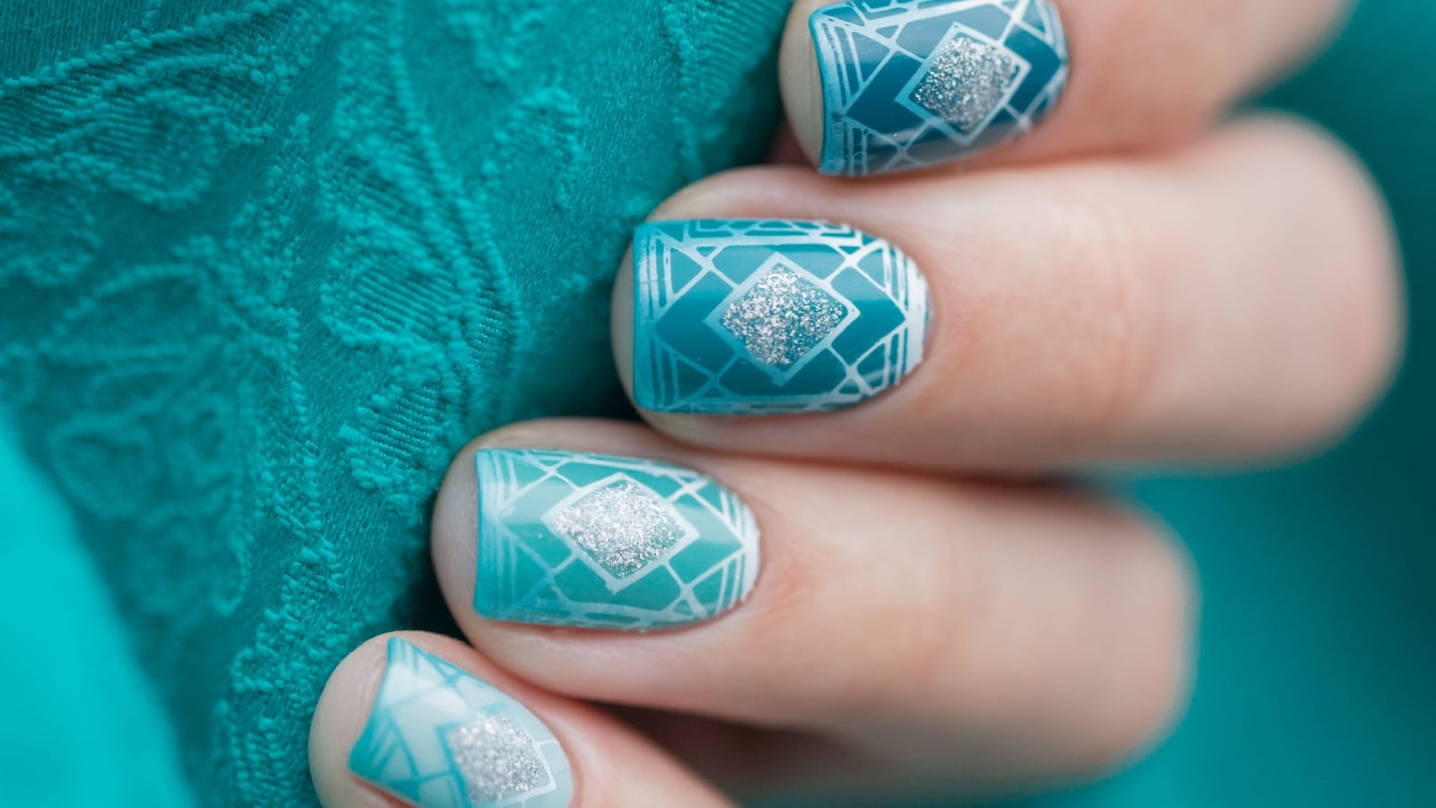 Short Winter Nails: Chic Designs for The Cold Season!