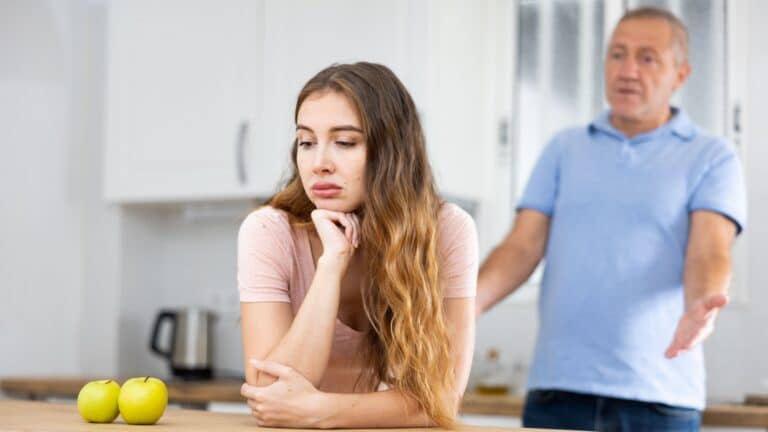 16 Signs You Were Raised by a Narcissistic Parent